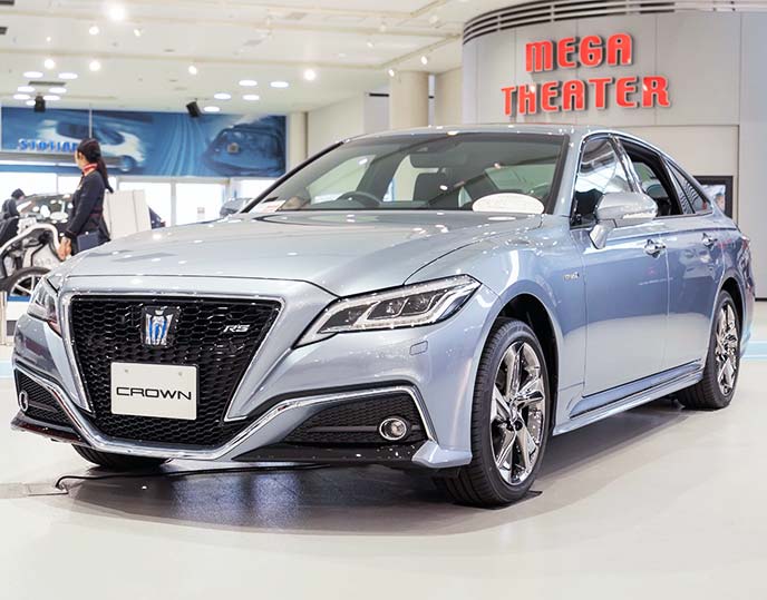 クラウン歴代モデルを画像つき解説！伝統と革新を融合する国産セダンの歴史 - COBBY